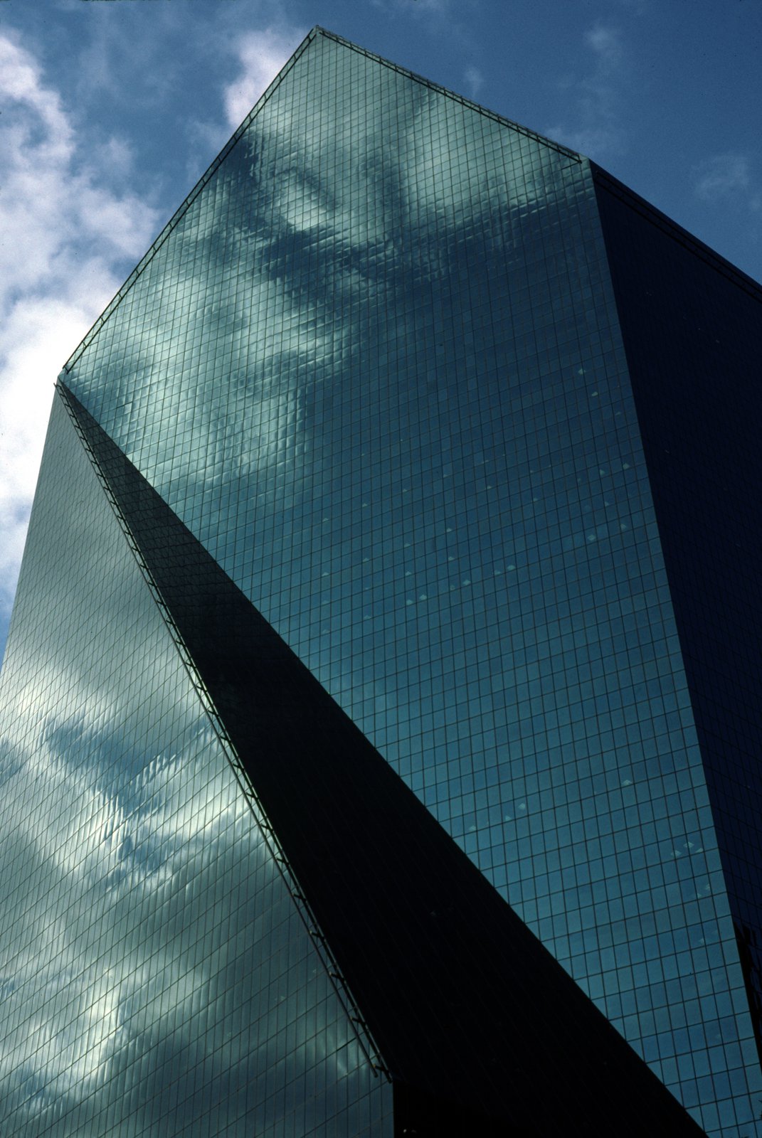 Fountain Place (originally Allied Bank Tower) | Pei Cobb Freed & Partners